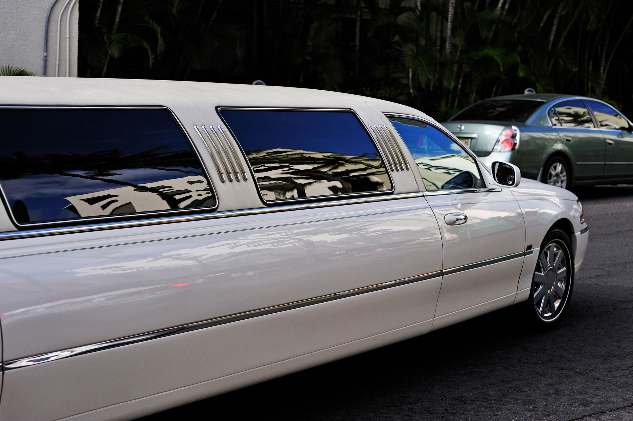 Ultimate Guide to Limousine Window Tinting - autocraftcustomz
